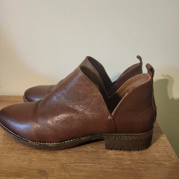 Very Volatile | Shoes | Very Volatile Los Angeles Brown Ankle Booties ...